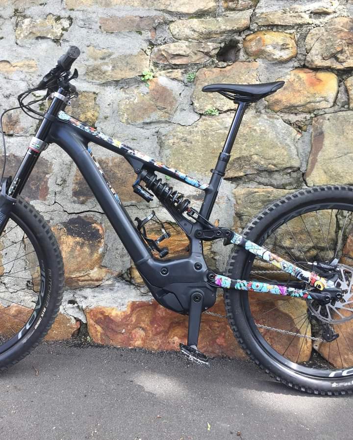 STICKER BOMB – ARMOUR-RIDE